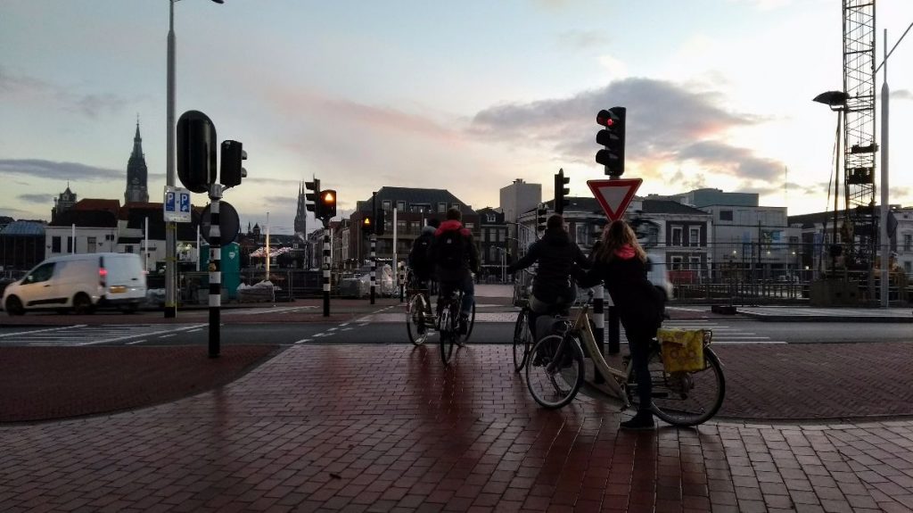 Deze 5 stoplichten voor fietsers zijn mega irritant - indebuurt Delft