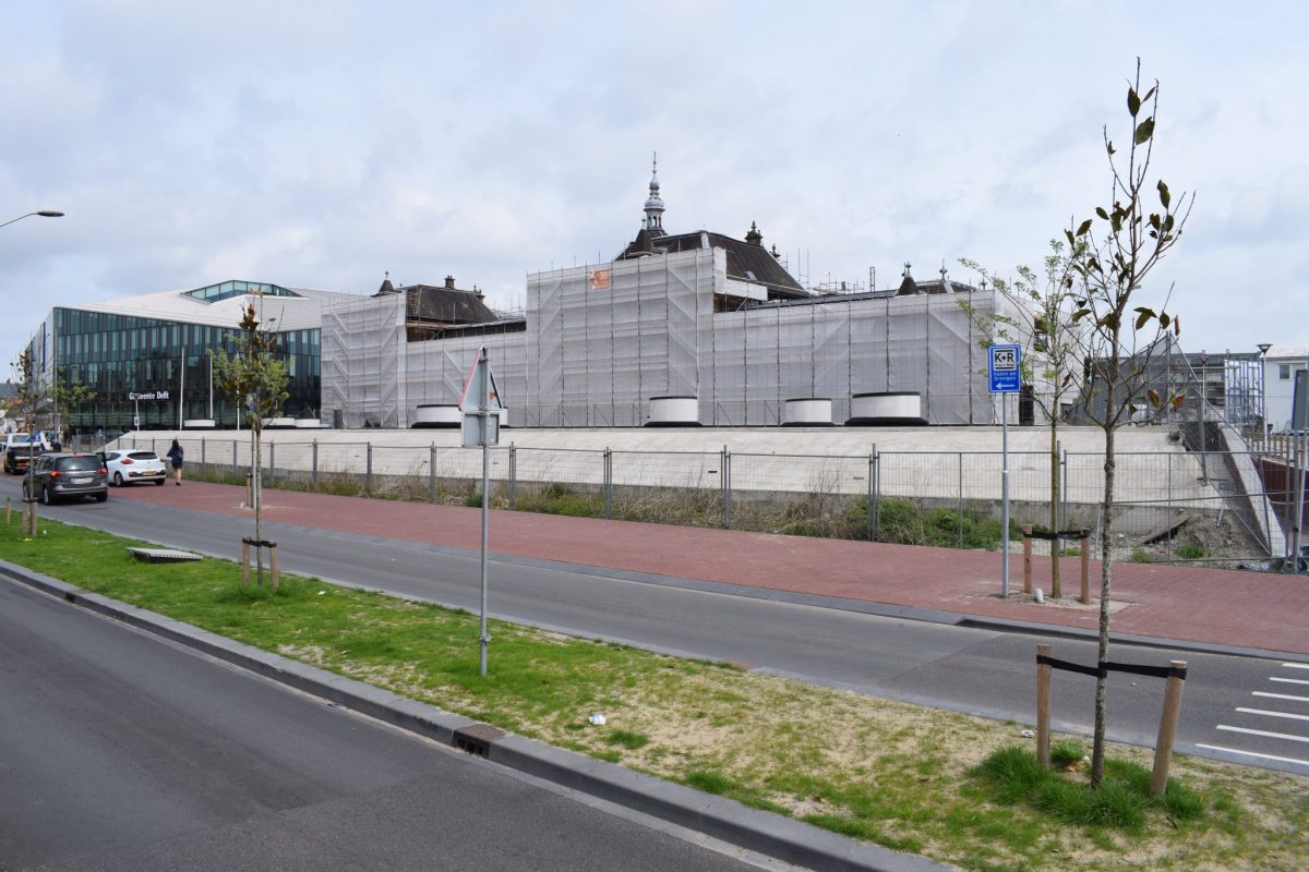 Delftse mysteries: Wat doet dat enorme houten bouwwerk boven de stationsstalling? - indebuurt Delft