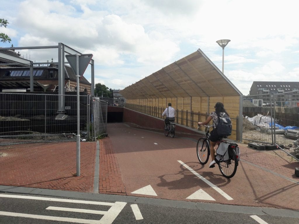 Delftse mysteries: Wat doet dat enorme houten bouwwerk boven de stationsstalling? - indebuurt Delft
