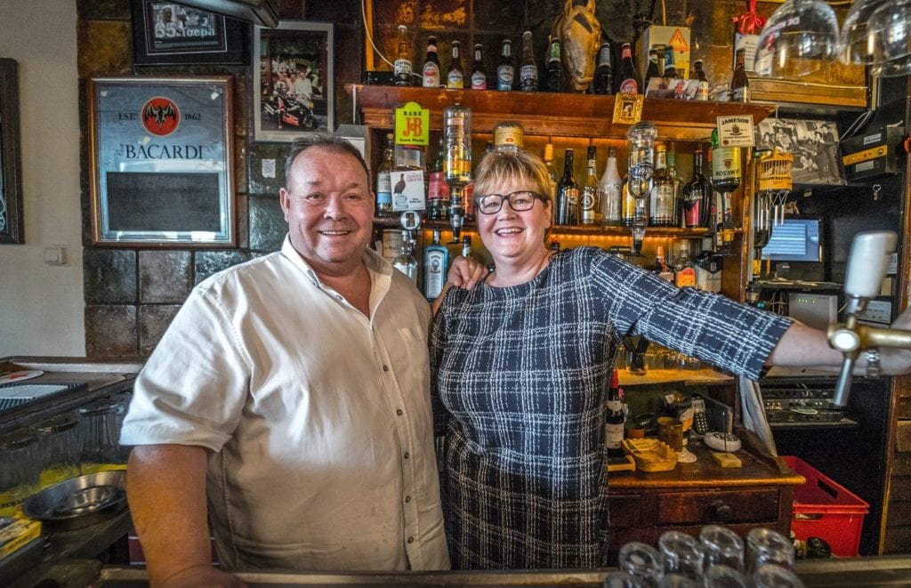 Fred en Charlotte van eetcafé De Carrousel stoppen ermee - indebuurt Delft
