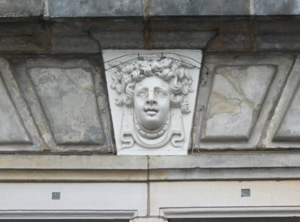 Delftse mysteries: Waarom zitten er hoofden op de gevel van het ...