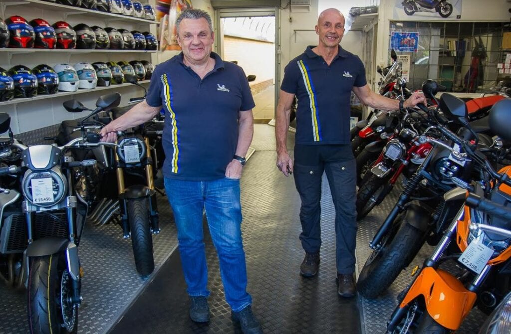 Broers Ab en Erik runnen samen motorzaak Overkamp op de ...