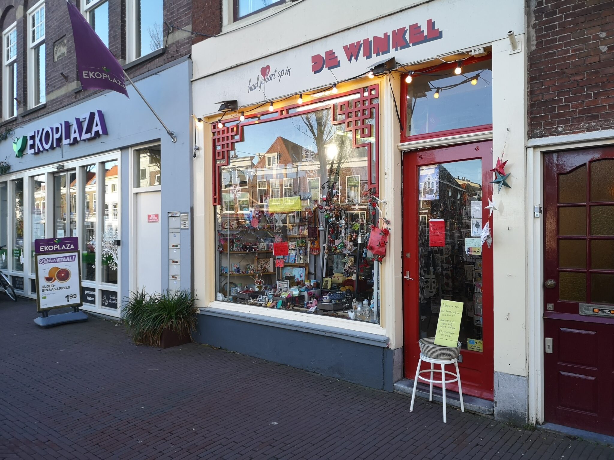 Window shoppen! Veel winkels in Delft hebben speciaal ingerichte ...