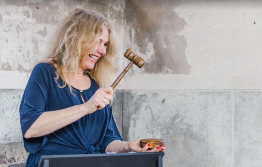 Yolanda (60) is trouwambtenaar: ‘Ik krijg regelmatig zelf een brok in ...