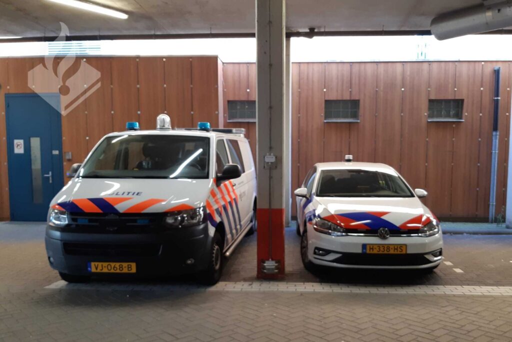 In Delft rijden politieauto’s met verschillende kleuren rond. Dit is ...
