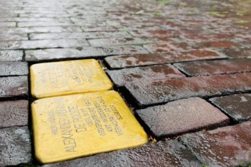 Mooi! Delft krijgt nieuwe 'Struikelstenen' om Joodse stadsgenoten te ...