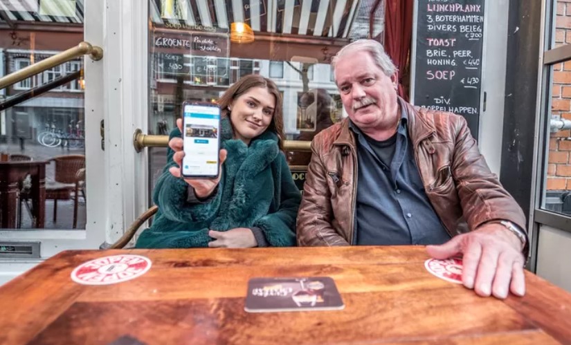 Kelly (22) wil de kroeg van haar ouders redden: ‘Locus Publicus is een ...