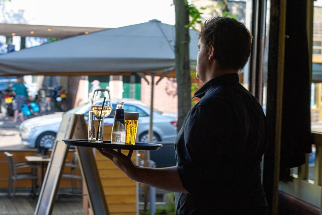 Dit café-restaurant in hartje Delft heeft iets nieuws en dit kun je ...