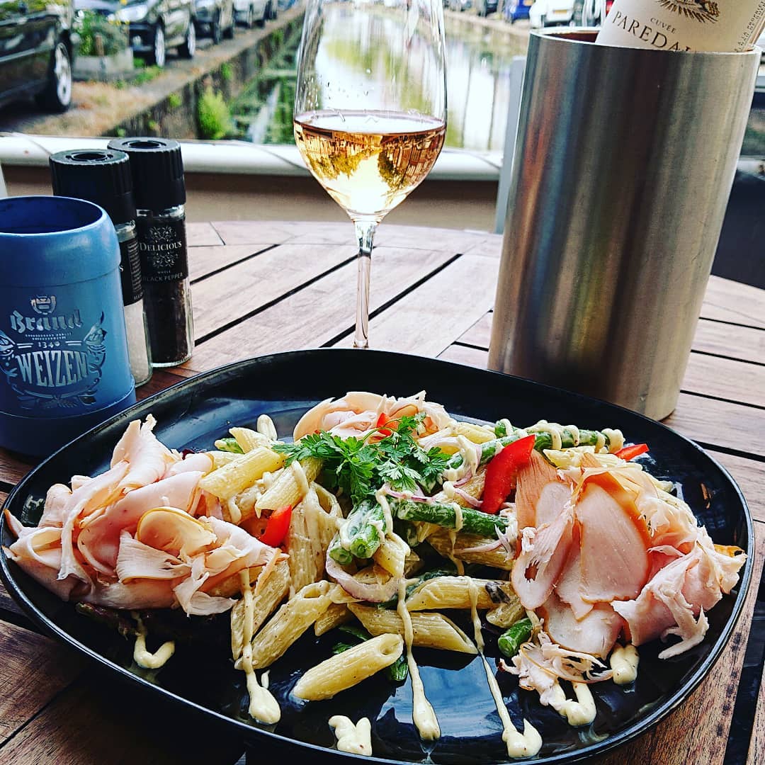 Dit café-restaurant in hartje Delft heeft iets nieuws en dit kun je ...