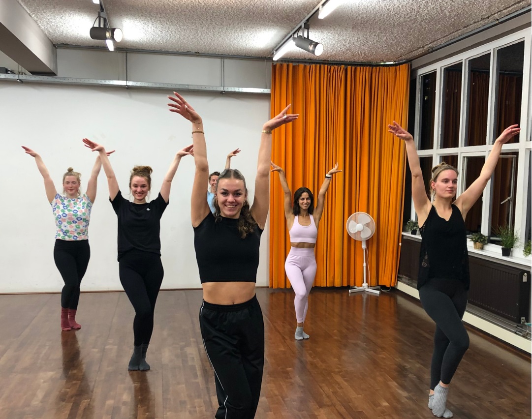 Loes geeft dansles én korting: 'Elke houten klaas is welkom bij mij!' - indebuurt Delft