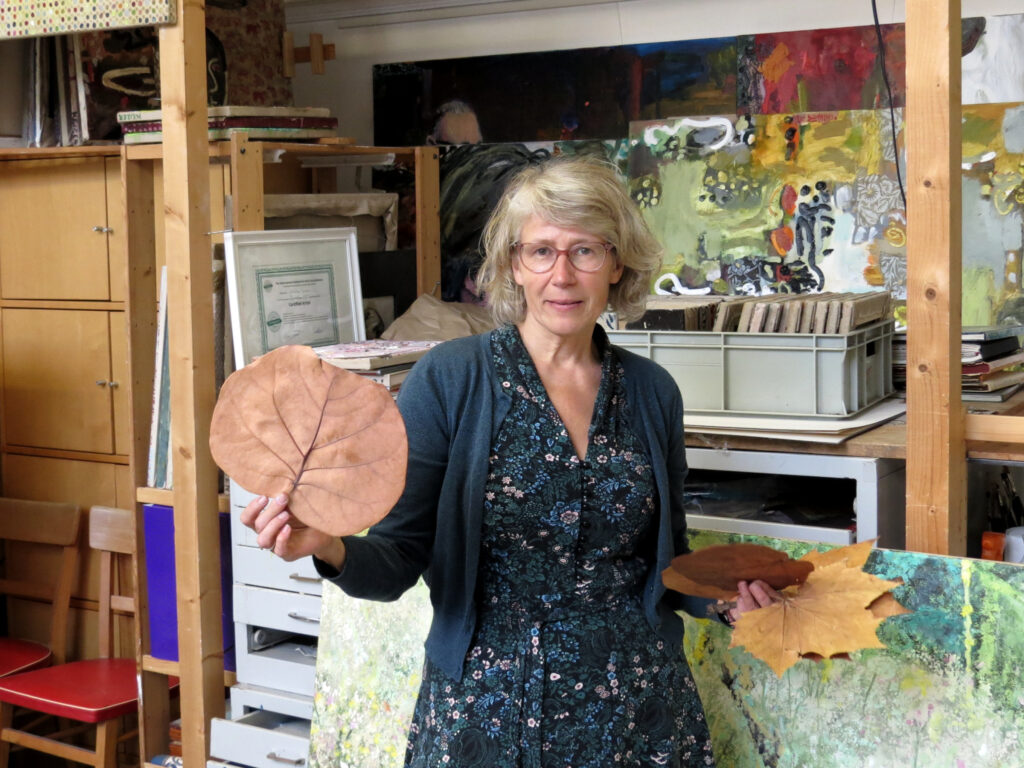 Wilma maakt in OPEN een kunstwerk uit de natuur: ‘Ik heb dozen vol ...