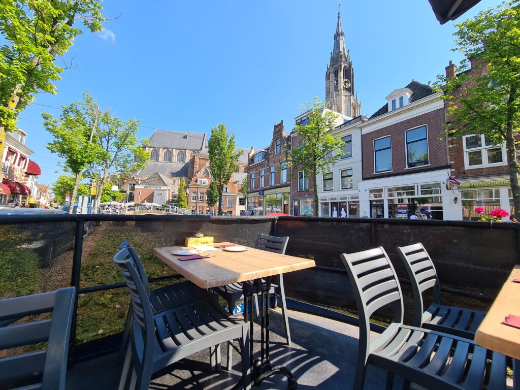 Proef de lekkerste tapas en mezze van Delft op dit drijvende terras