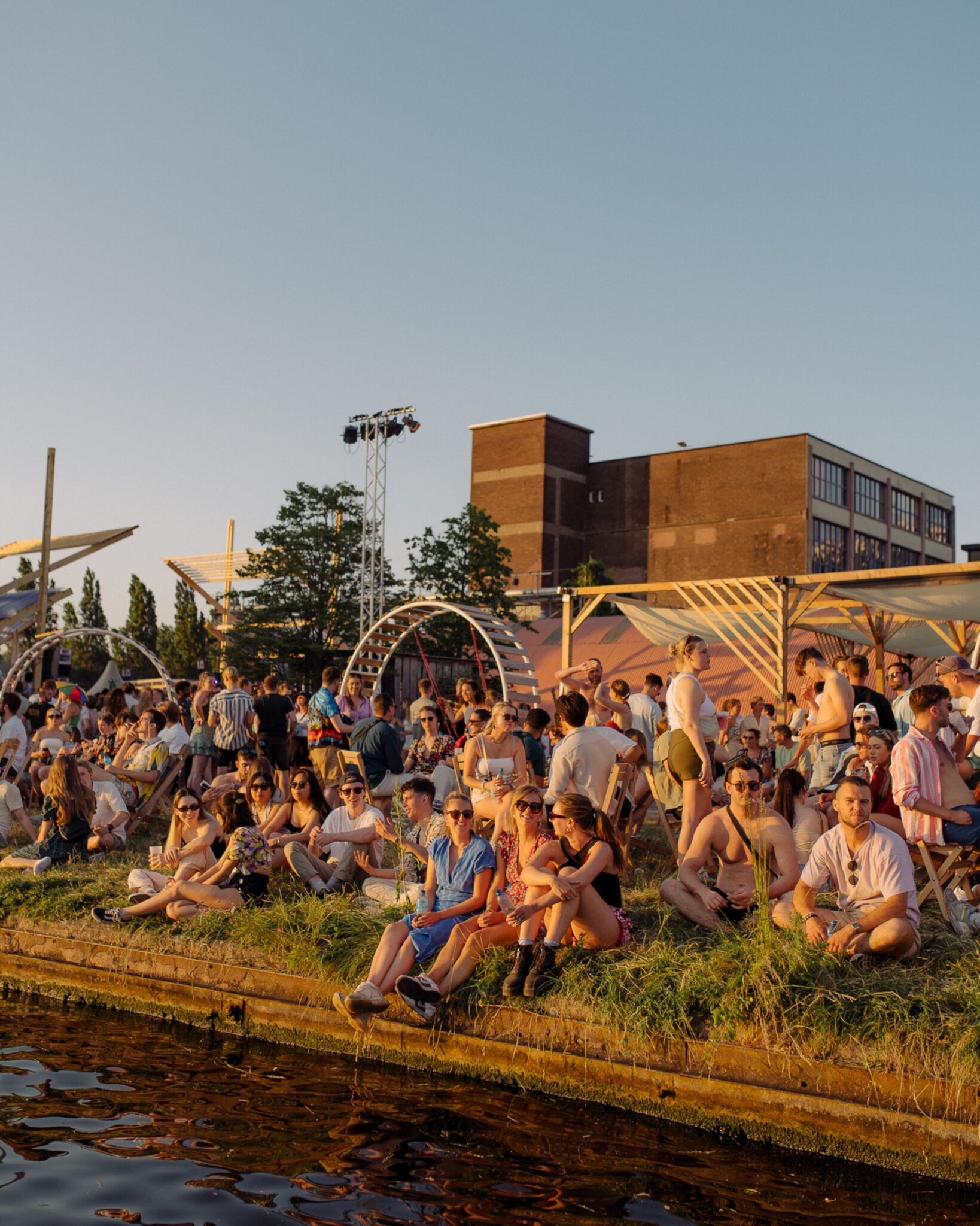 Foto's! Zo genoten Delftenaren van Ohm Festival 2023 in Delft ...