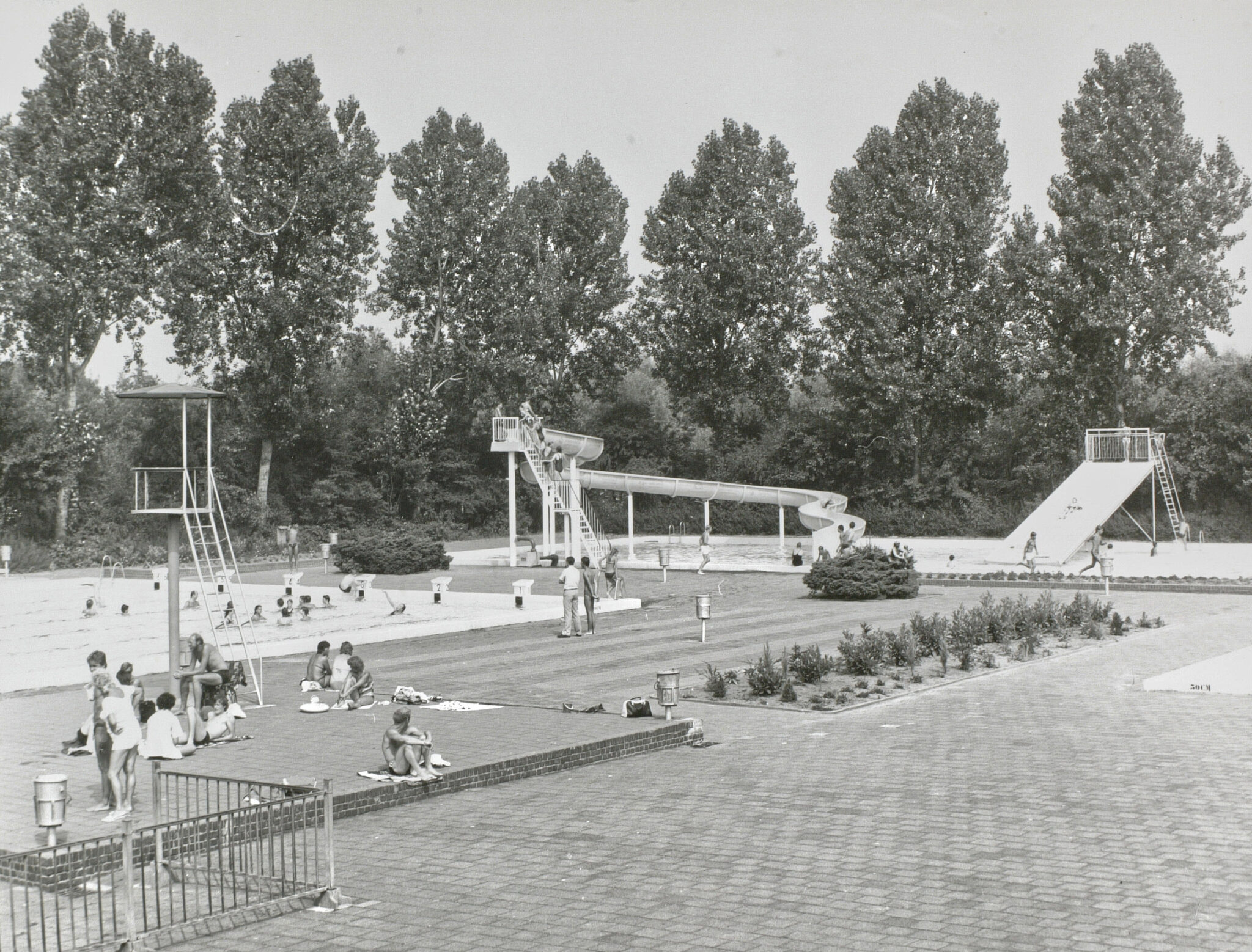 Weet je nog? Vroeger had Delft een buitenzwembad aan de Korftlaan ...