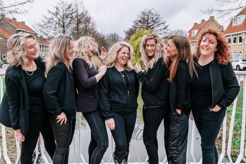 Jammer! Een van de gezelligste kapsters uit Delft legt haar schaar voorgoed neer - indebuurt Delft