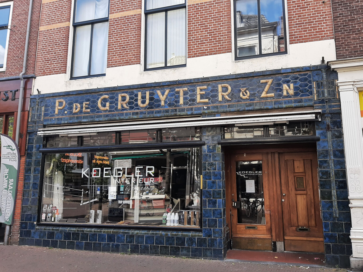 Van deze verdwenen Delftse winkels staat de naam nog steeds op de gevel ...