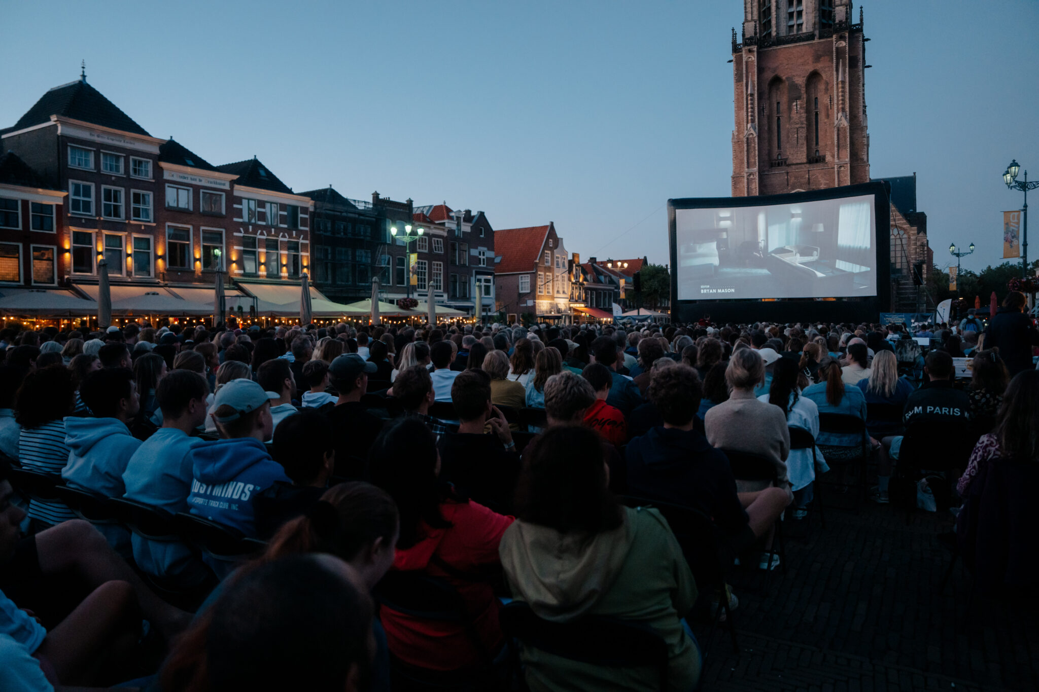 Foto's! Zo zag de openluchtbioscoop op de Markt in Delft eruit ...