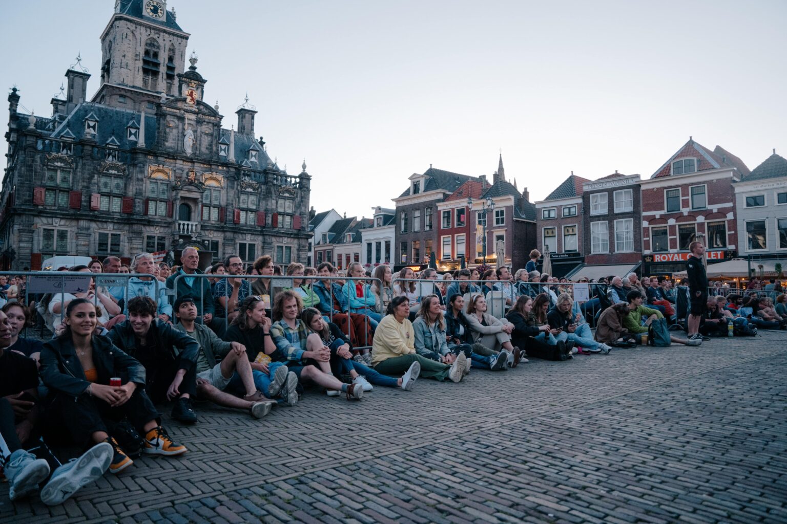 Foto's! Zo zag de openluchtbioscoop op de Markt in Delft eruit ...