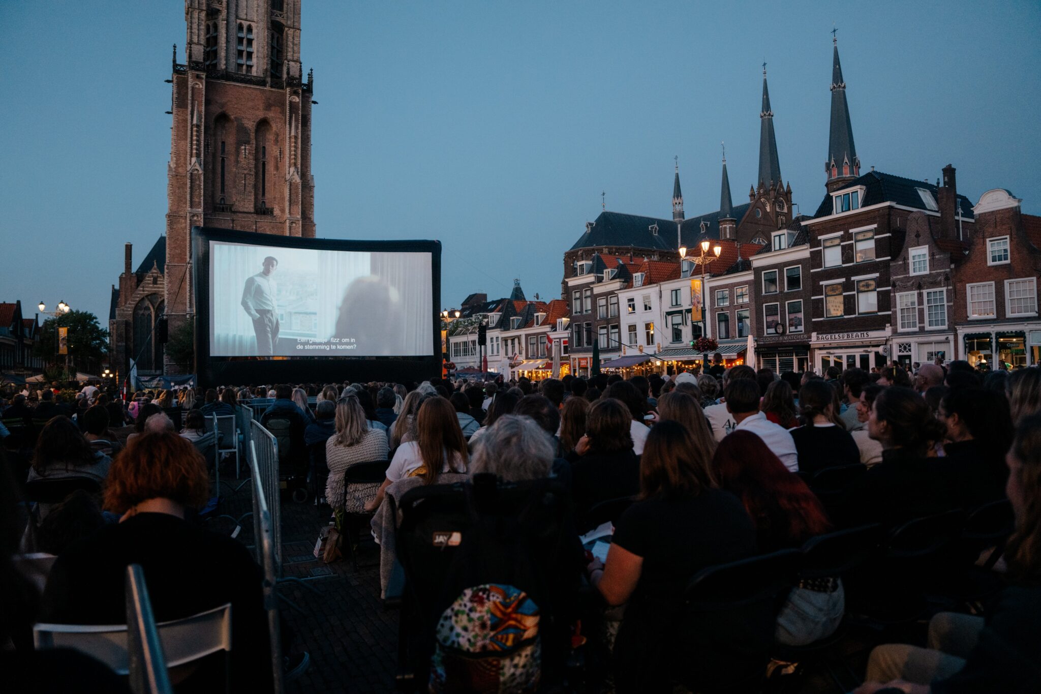 Foto's! Zo zag de openluchtbioscoop op de Markt in Delft eruit ...