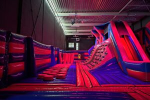 Bounce Valley is geopend! Zo ziet het luchtkussenpark in Delft eruit ...