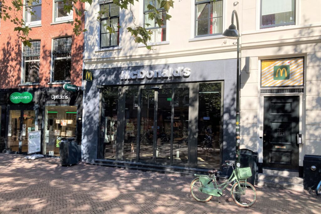 Niet eerlijk: daarom is een Big Mac-menu in Delft duurder dan in ...