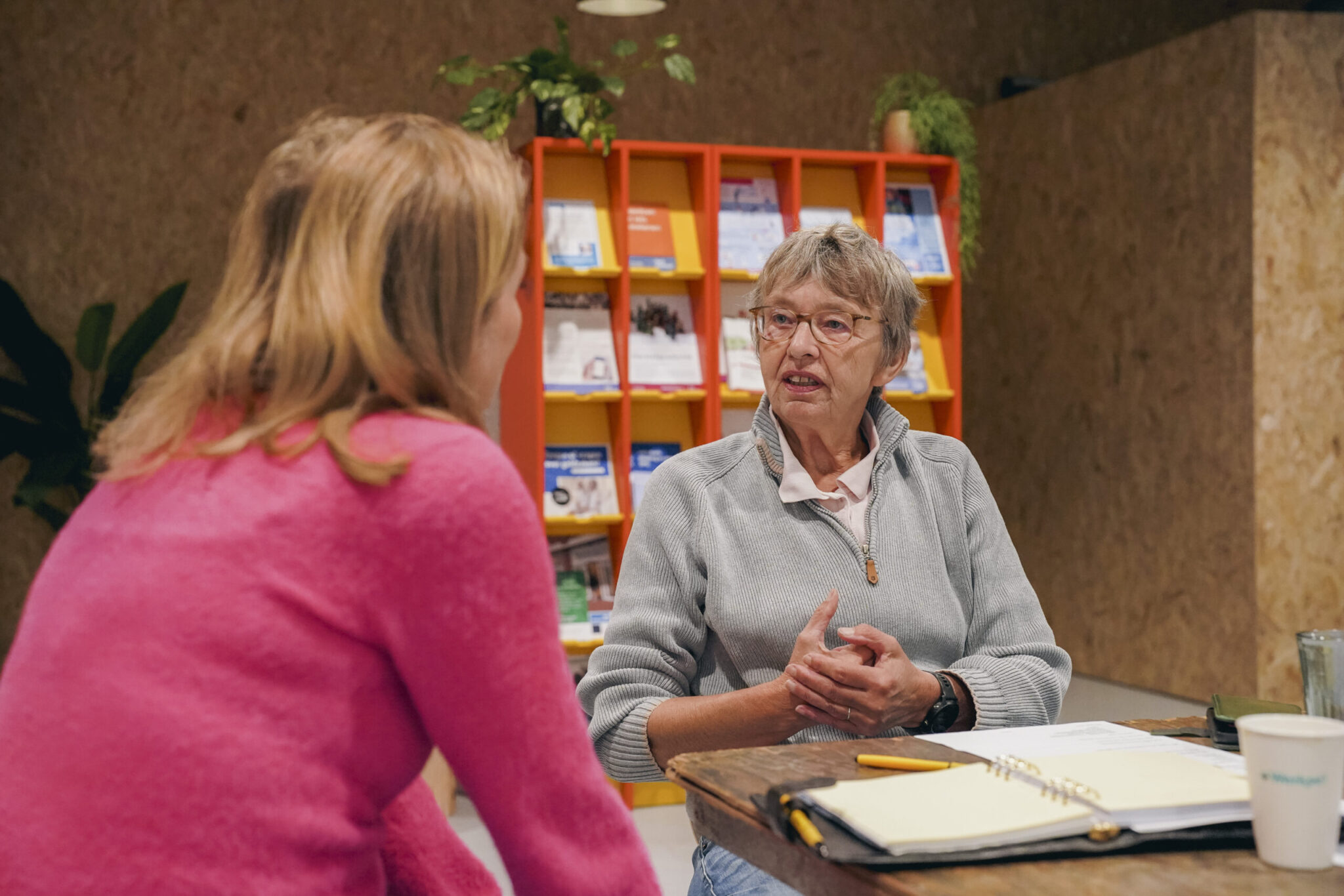 Marion en haar collega's helpen gratis bij geldproblemen: 'Iedereen kan ...
