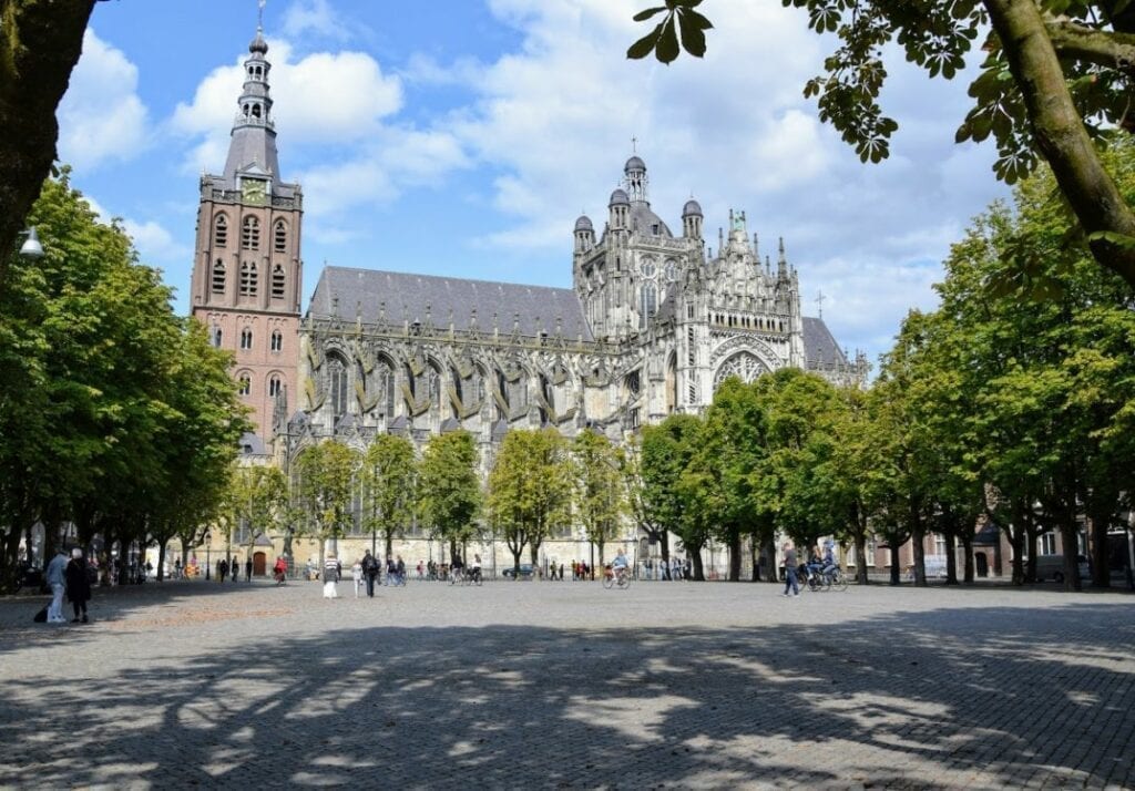 Zo wordt de klok van van de Sint-Janskathedraal op wintertijd gezet ...