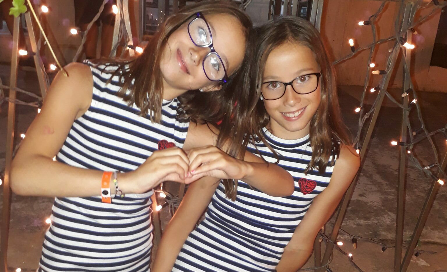 Tweeling die heel erg op elkaar lijkt: zie jij het verschil?