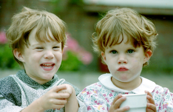 Tweeling die heel erg op elkaar lijkt: zie jij het verschil?