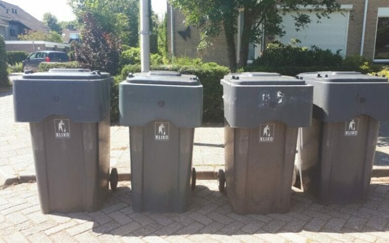 Een grote afvalcontainer op de stoep voor je woning zetten: mag dat?