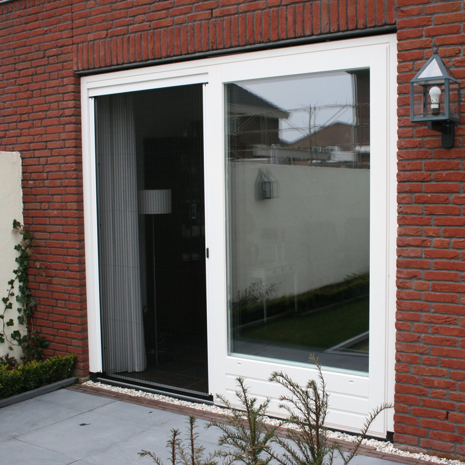 Met deze tips houd je muggen én de zon uit je woning