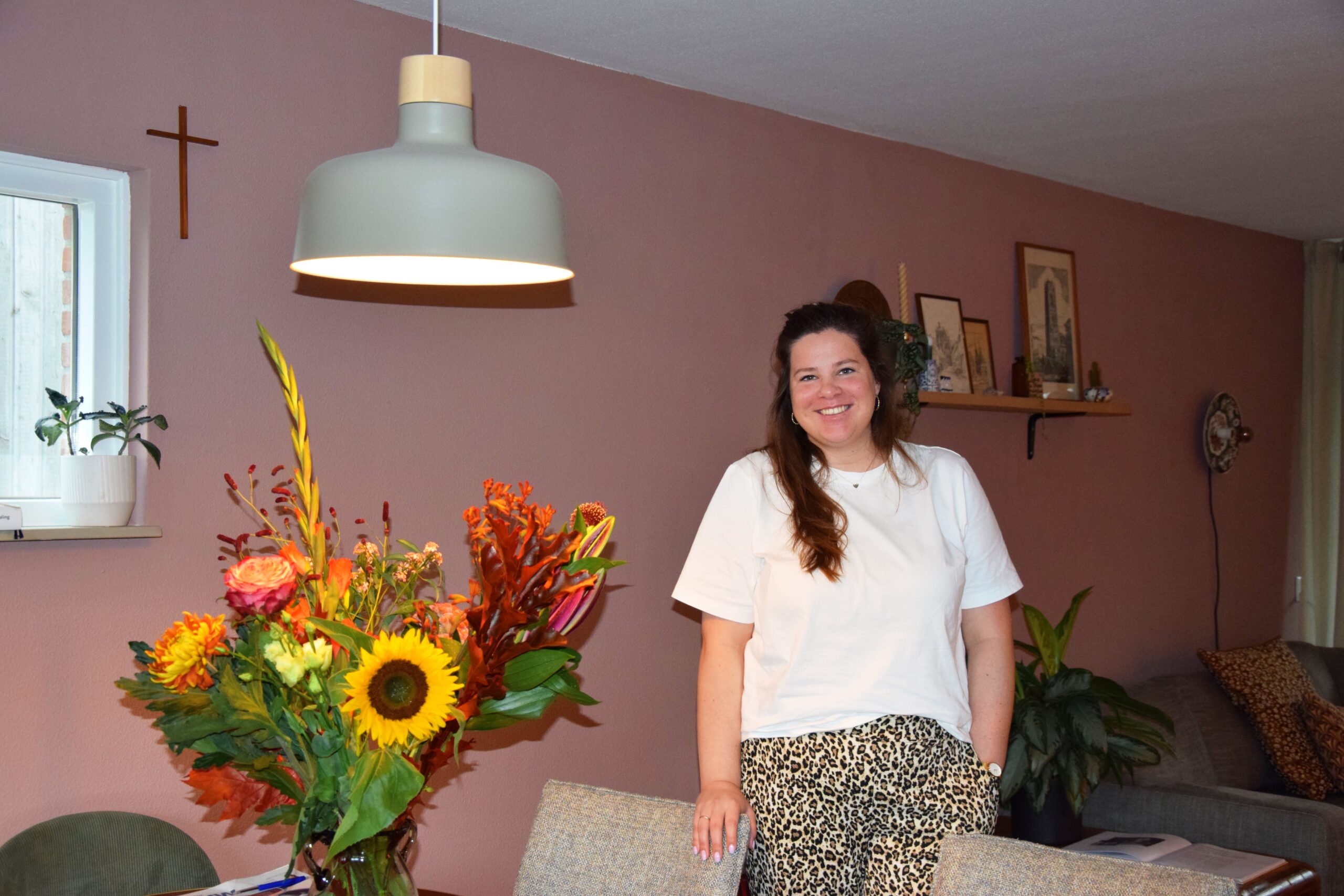 Binnenkijken bij Esther in de Bossche binnenstad: 'Ineens hing het huis vol kerken' - indebuurt ...