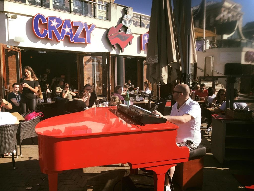 Feest! Binnenkort kunnen de voetjes weer van de vloer bij Crazy Pianos - indebuurt Den Haag