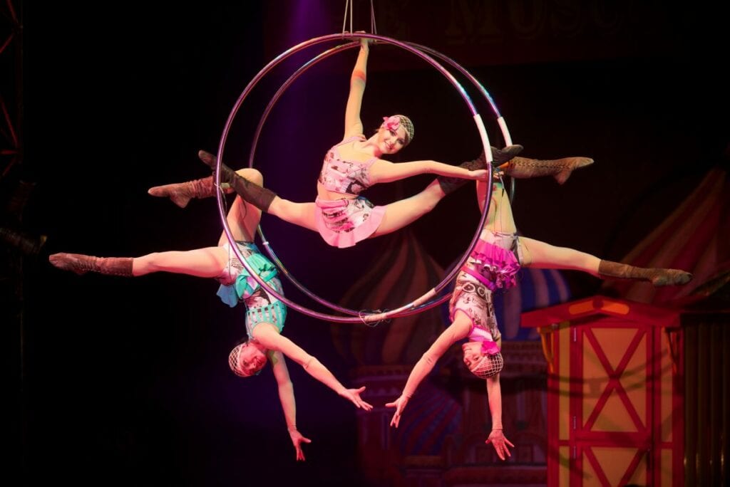 Het Haagse Kerstcircus is er weer met showgirls en basketbal acrobaten ...
