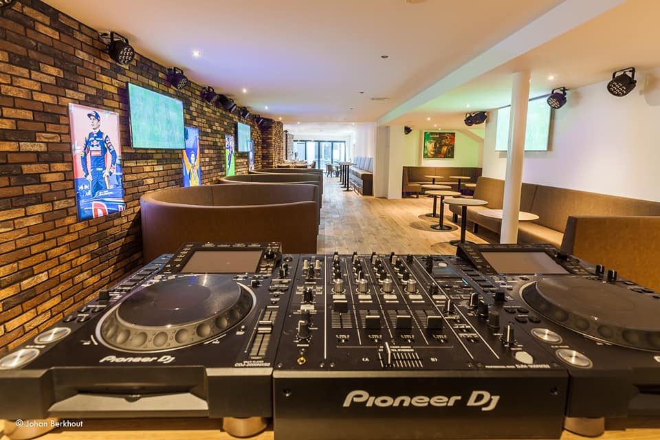 Grote opening Bar Eleven 'Het dak gaat eraf!' - indebuurt Den Haag