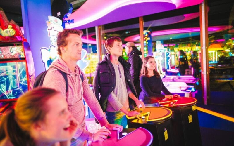 Kikke! In Den Haag komt een gamehal met Mario Kart en life-size Candy ...