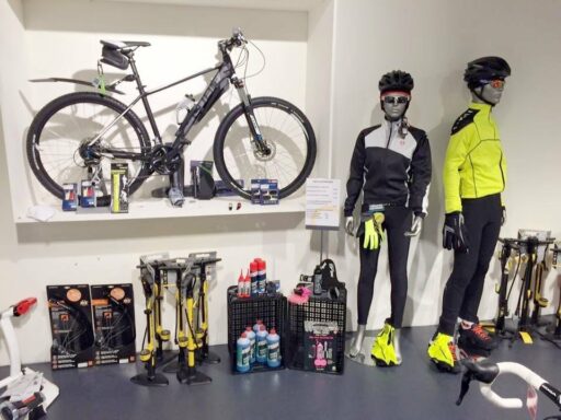 Leegverkoop bij één van grootste fietsenwinkels van Den Haag ...