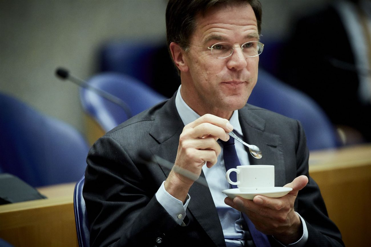 Oops, Mark Rutte laat koffie vallen en bekijk hier wat hij daarna doet ...