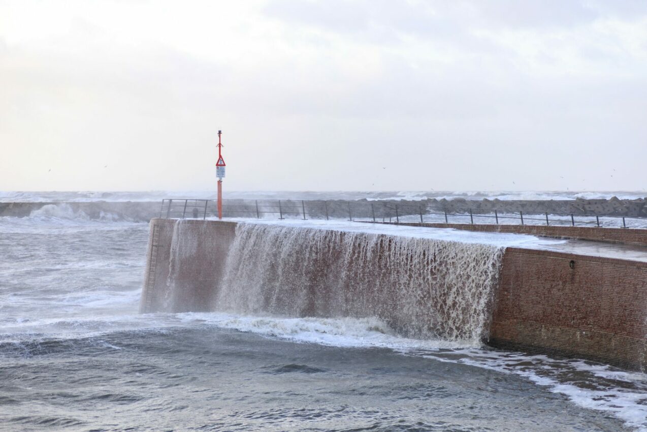 Spectaculaire beelden van de storm op Scheveningen - indebuurt Den Haag