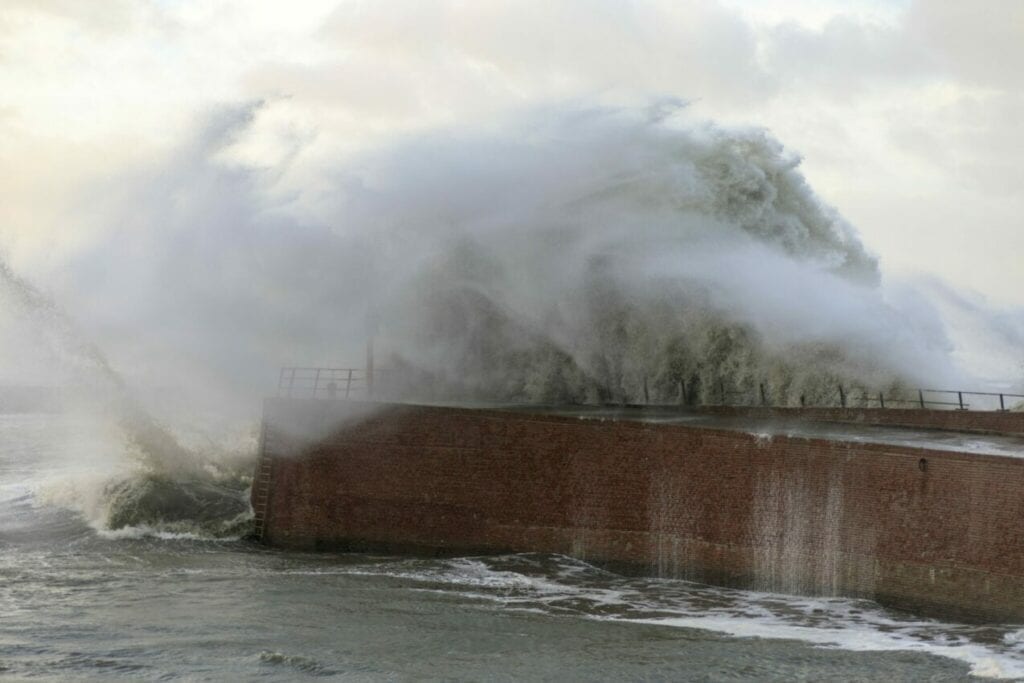 Spectaculaire beelden van de storm op Scheveningen - indebuurt Den Haag
