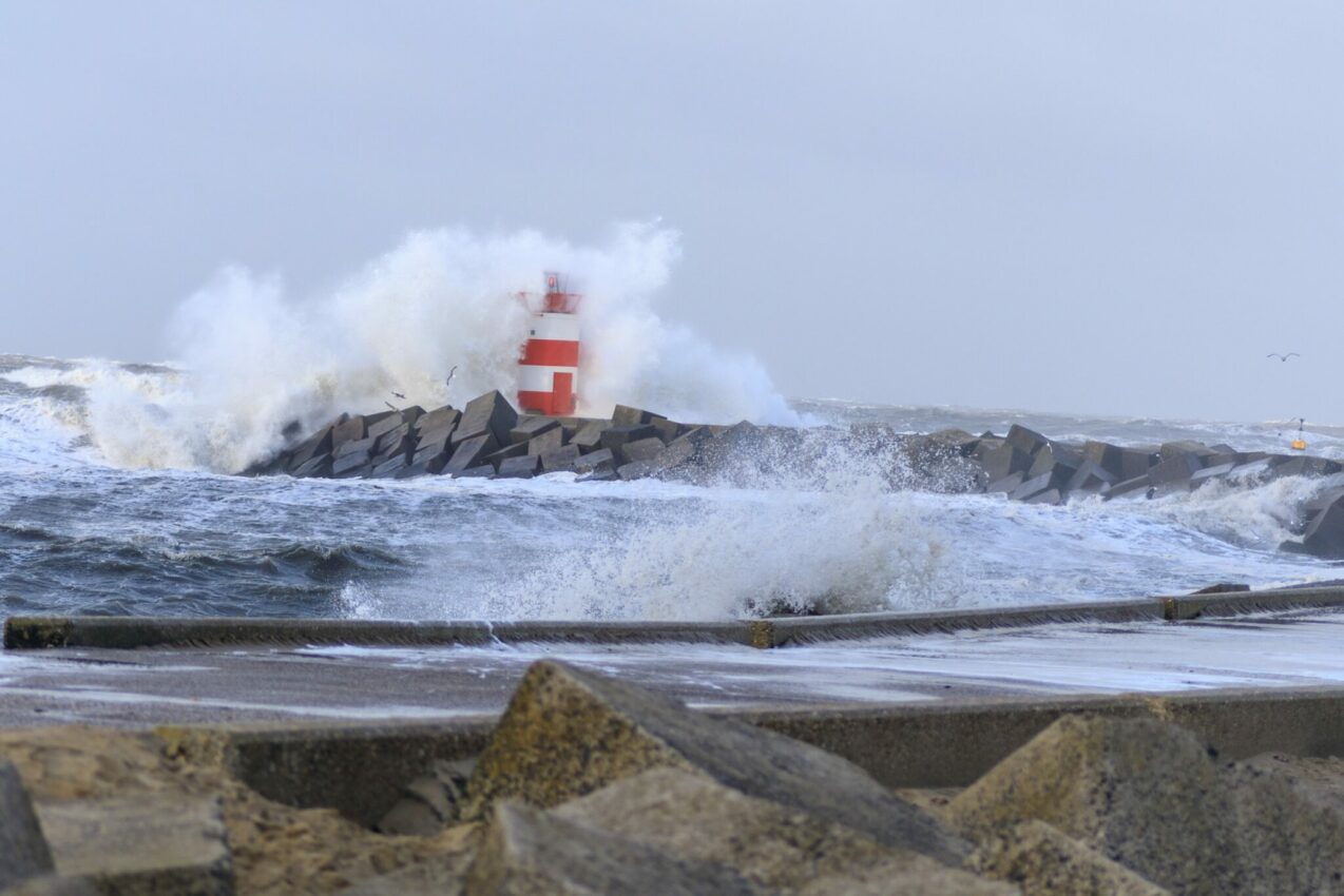 Spectaculaire beelden van de storm op Scheveningen - indebuurt Den Haag