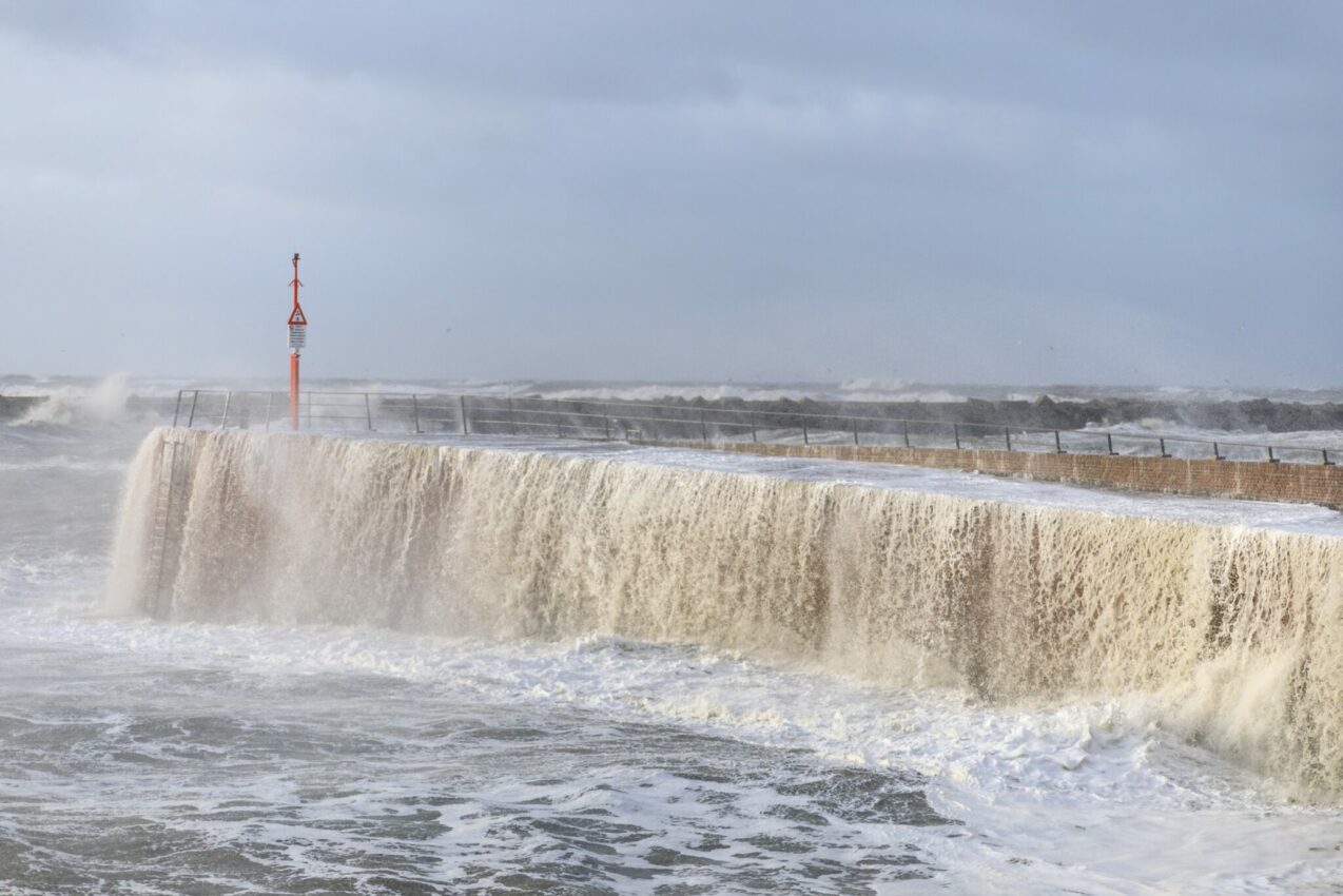 Spectaculaire beelden van de storm op Scheveningen - indebuurt Den Haag