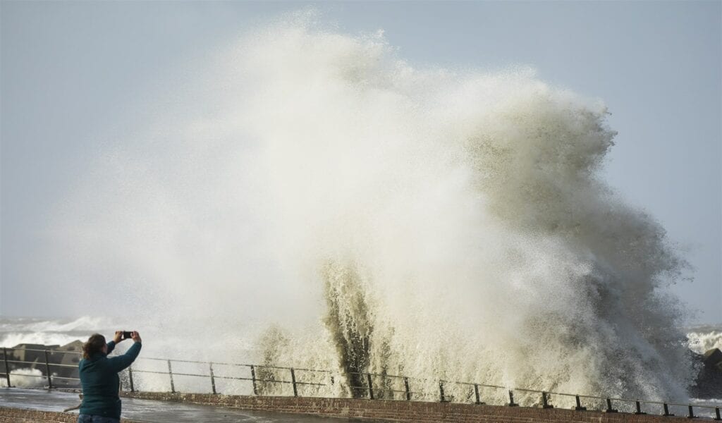 Spectaculaire beelden van de storm op Scheveningen - indebuurt Den Haag
