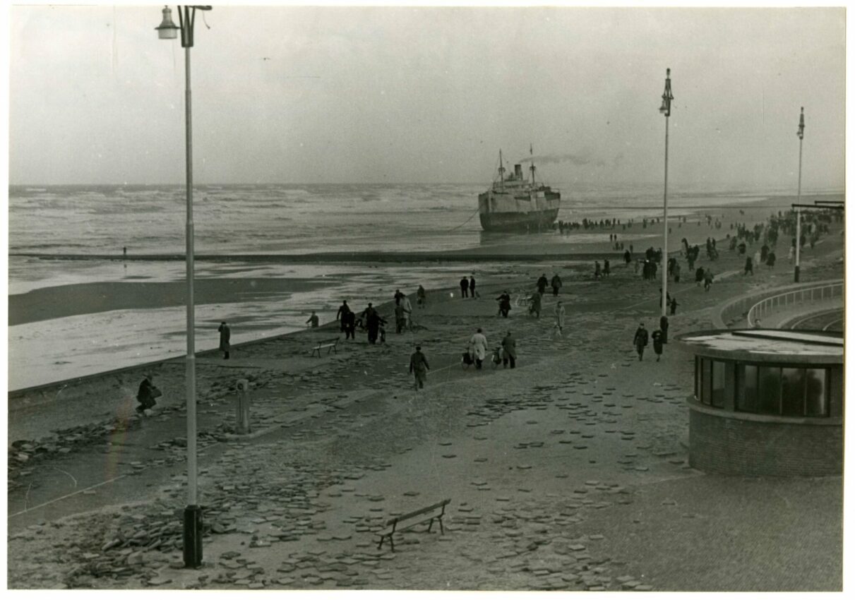 Fotoserie: Verwoesting door de storm in 1953 op Scheveningen ...