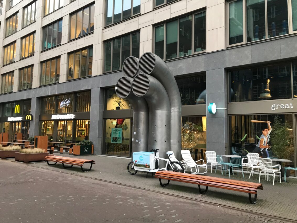 Mysterie: Wat zijn die gekke buizen op de Turfmarkt? - indebuurt Den Haag