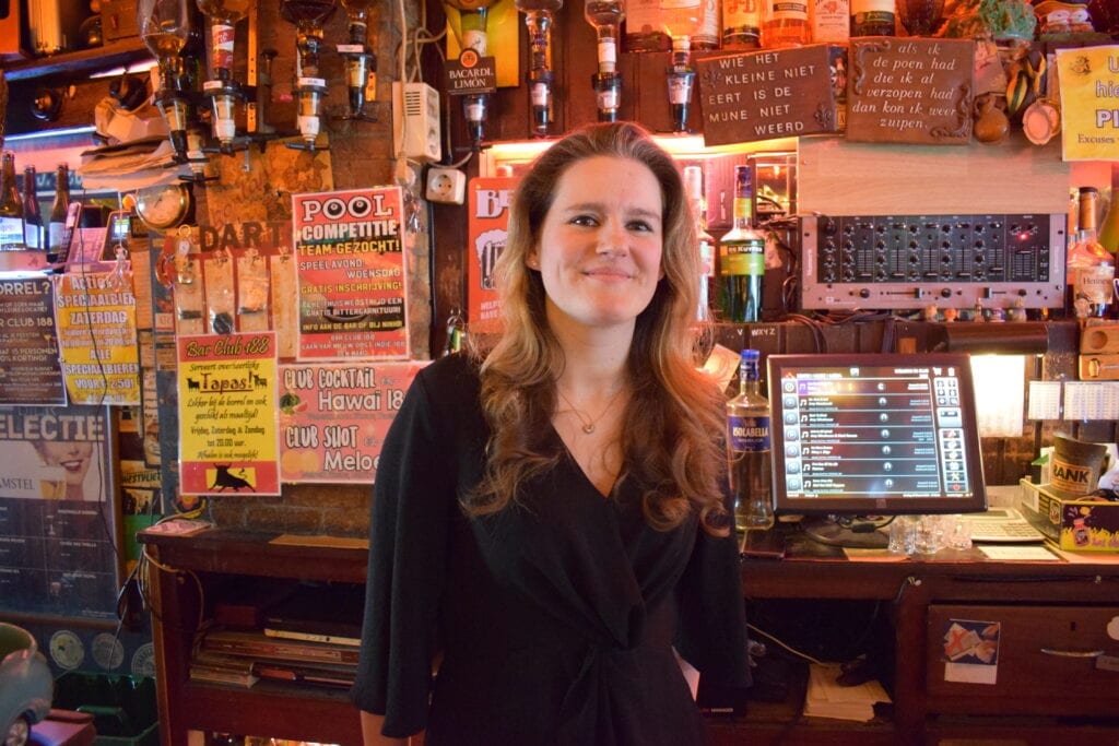 Nikki werd boven de kroeg geboren die ze nu runt - indebuurt Den Haag