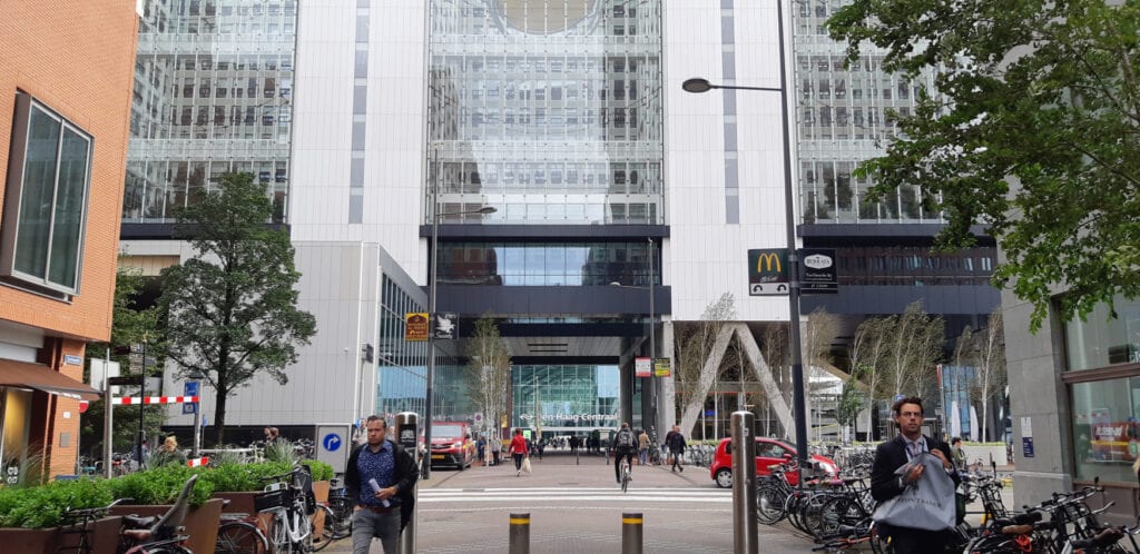Straks kun je ook tijdens een storm veilig door de Rijnstraat lopen ...