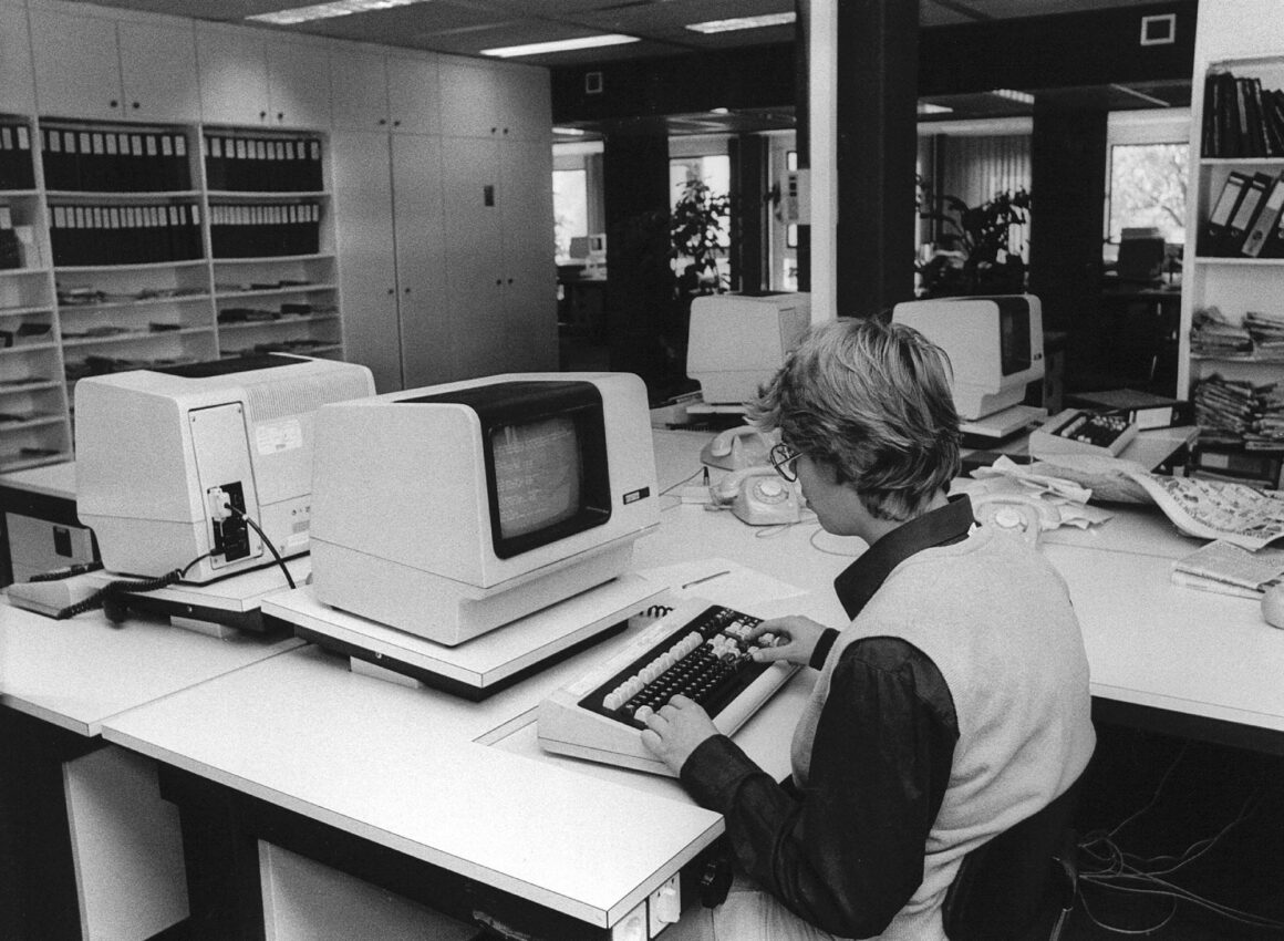 Oude foto's van Den Haag: Zo zagen computers er vroeger uit - indebuurt ...