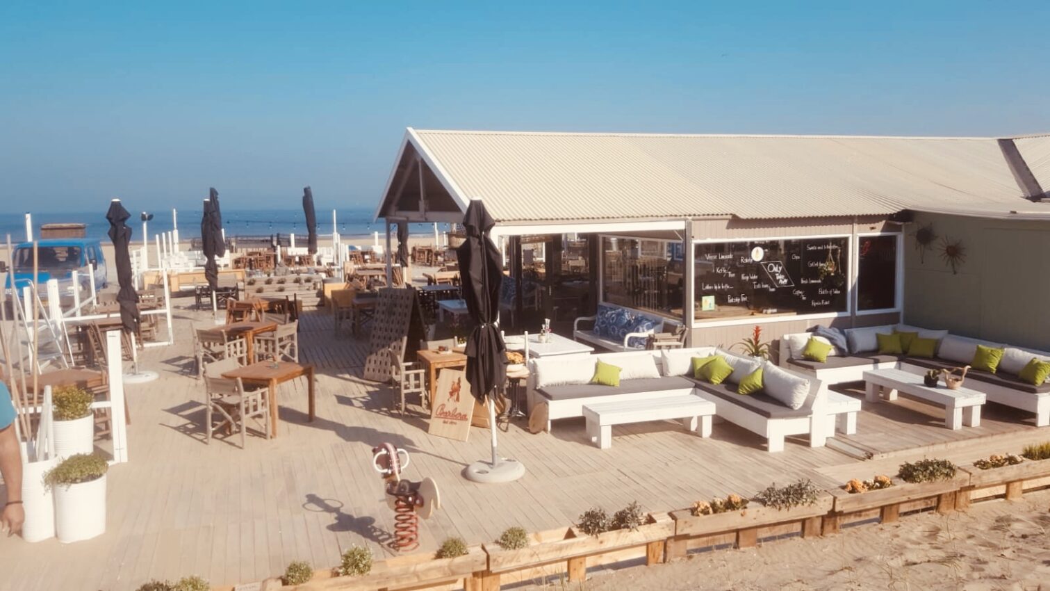 Bij dit nieuwe strandpaviljoen op Scheveningen kun je tafelbarbecueën ...