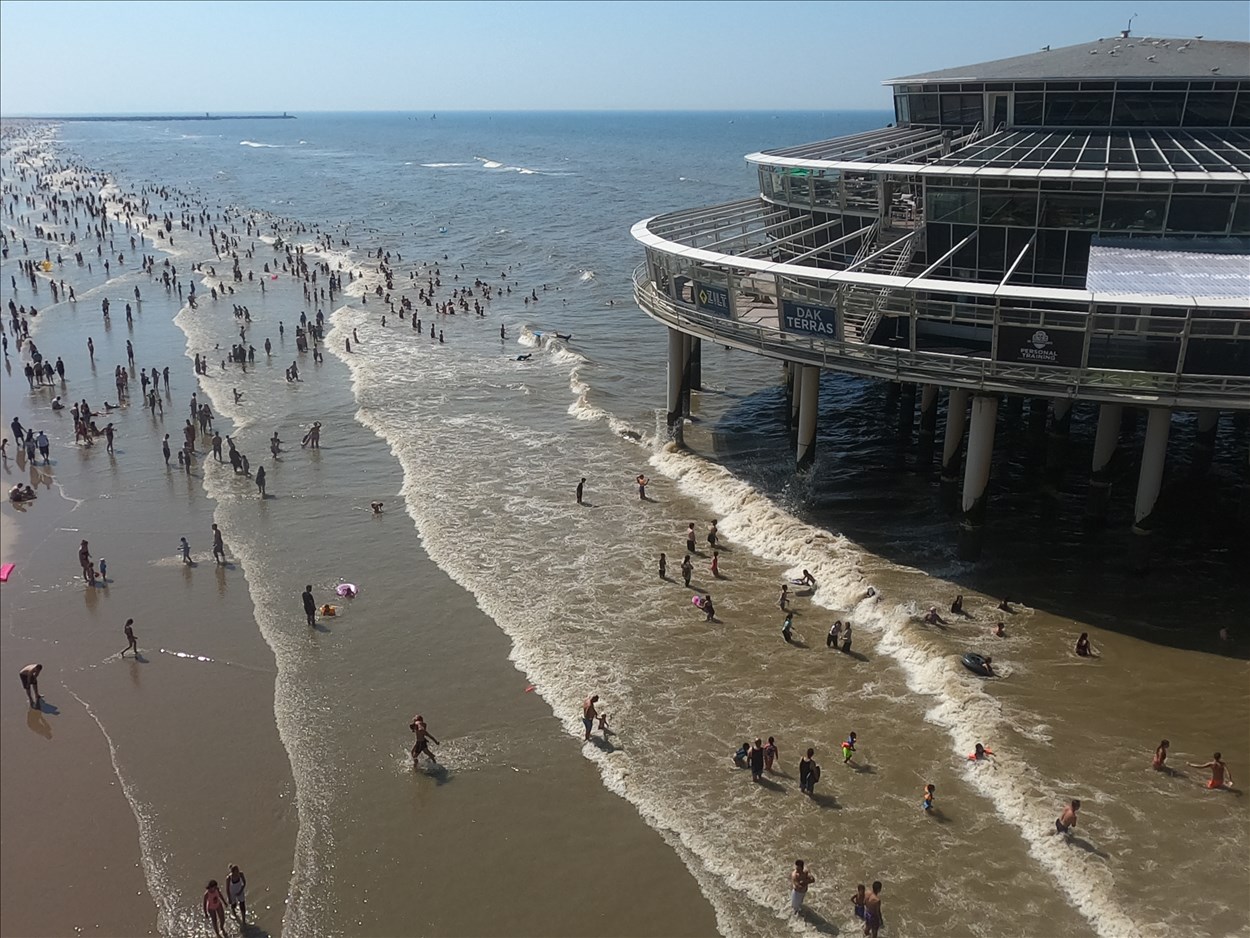 Fotoserie: Overvolle, hete en vieze stranden - indebuurt Den Haag